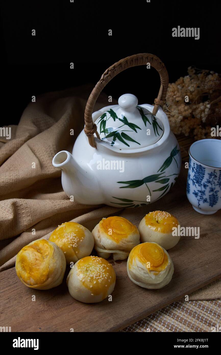 Chinese snack with teapot and teacups Stock Photo - Alamy