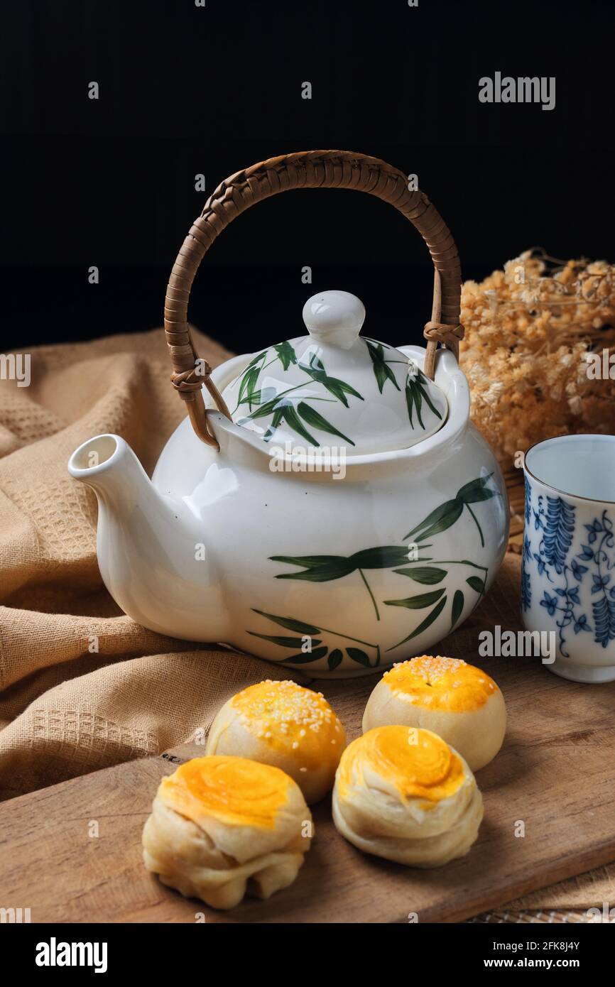 Chinese snack with teapot and teacups Stock Photo - Alamy