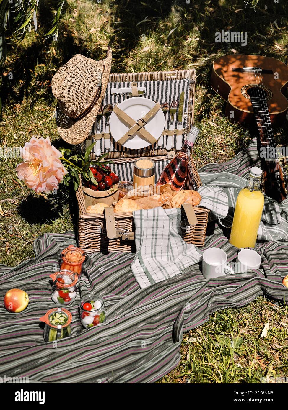 Vintage picnic basket hi-res stock photography and images - Alamy