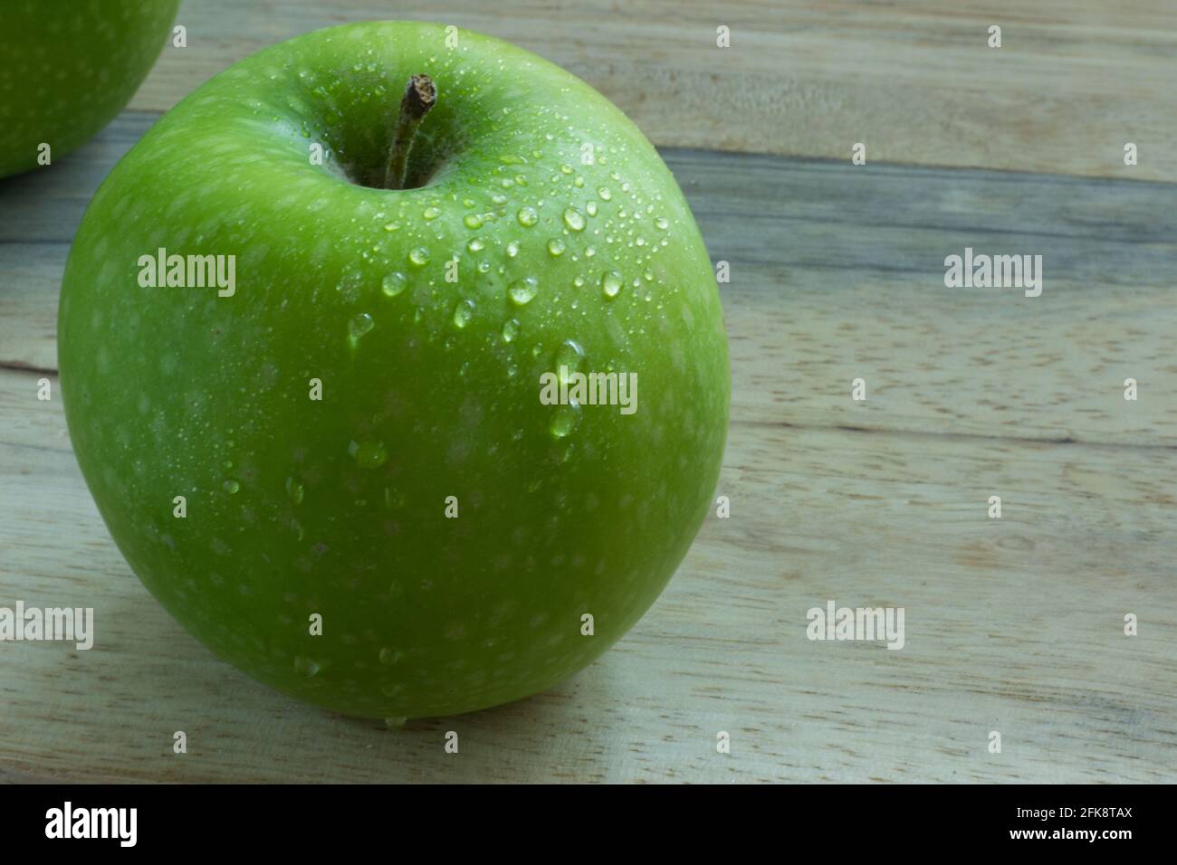 Shiny green apple close hi-res stock photography and images - Alamy