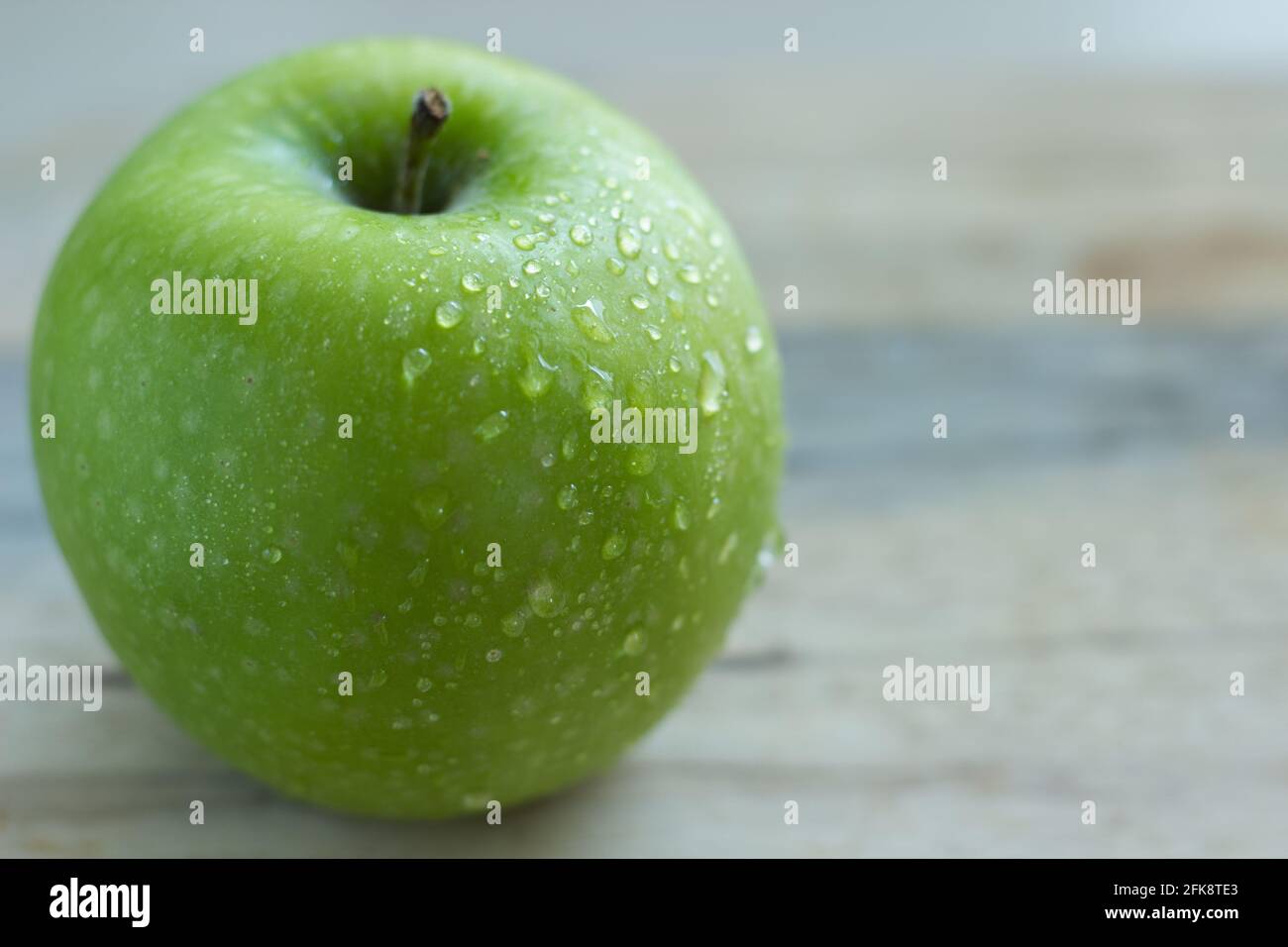 Shiny green apple close hi-res stock photography and images - Alamy