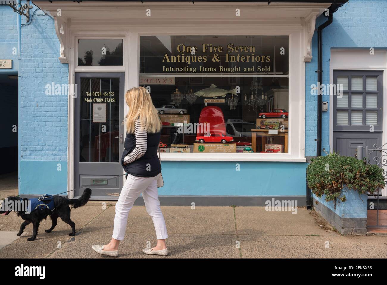 Shops in aldeburgh high street hi-res stock photography and images - Alamy