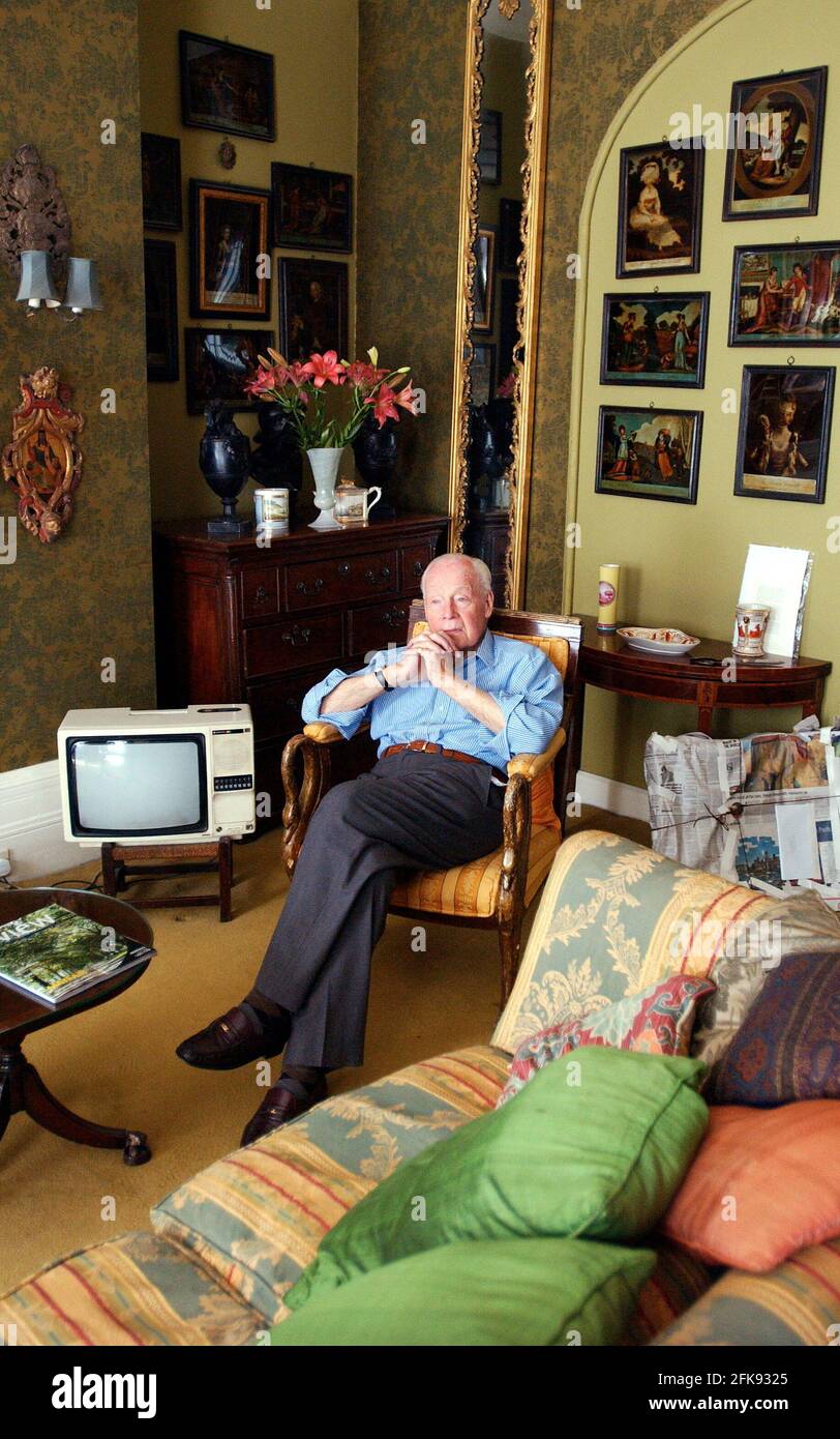 PETER COKE IN HIS CHELSEA FLAT.28/7/05 TOM PILSTON Stock Photo - Alamy