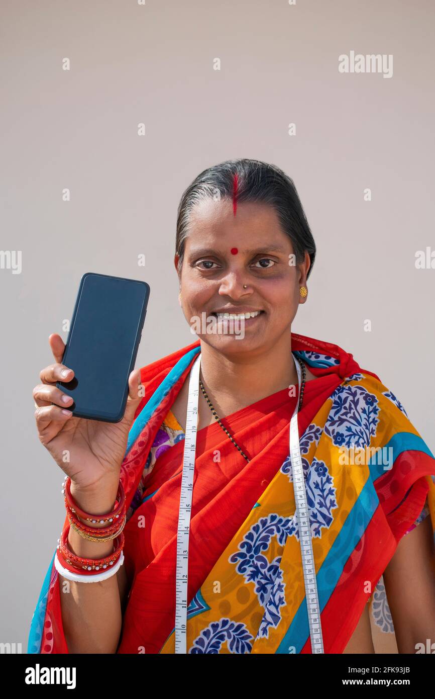 Mobile phone rural india woman hi-res stock photography and images - Alamy