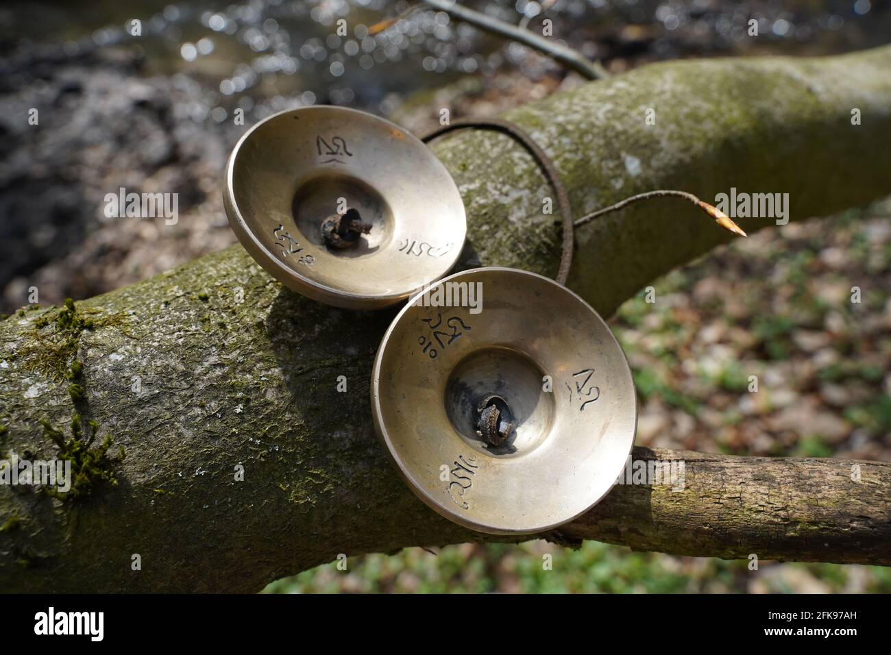 Cymbal sound healing instrument hi-res stock photography and images - Alamy