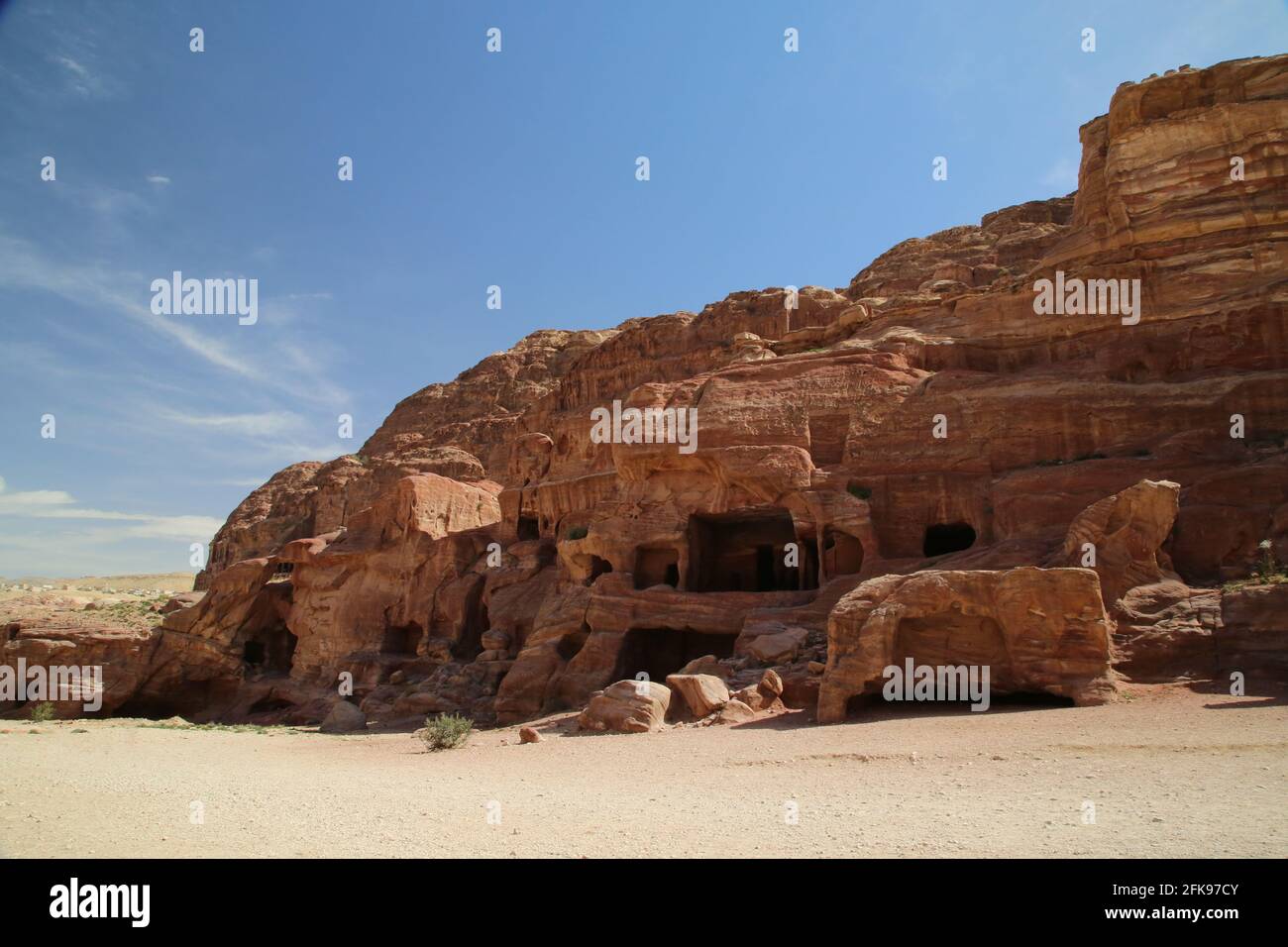 Caves petra jordan asia hi-res stock photography and images - Alamy