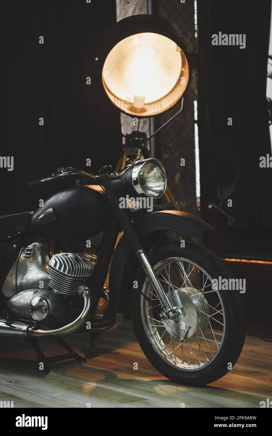 Retro motorcycle in the room. Loft interior Stock Photo - Alamy