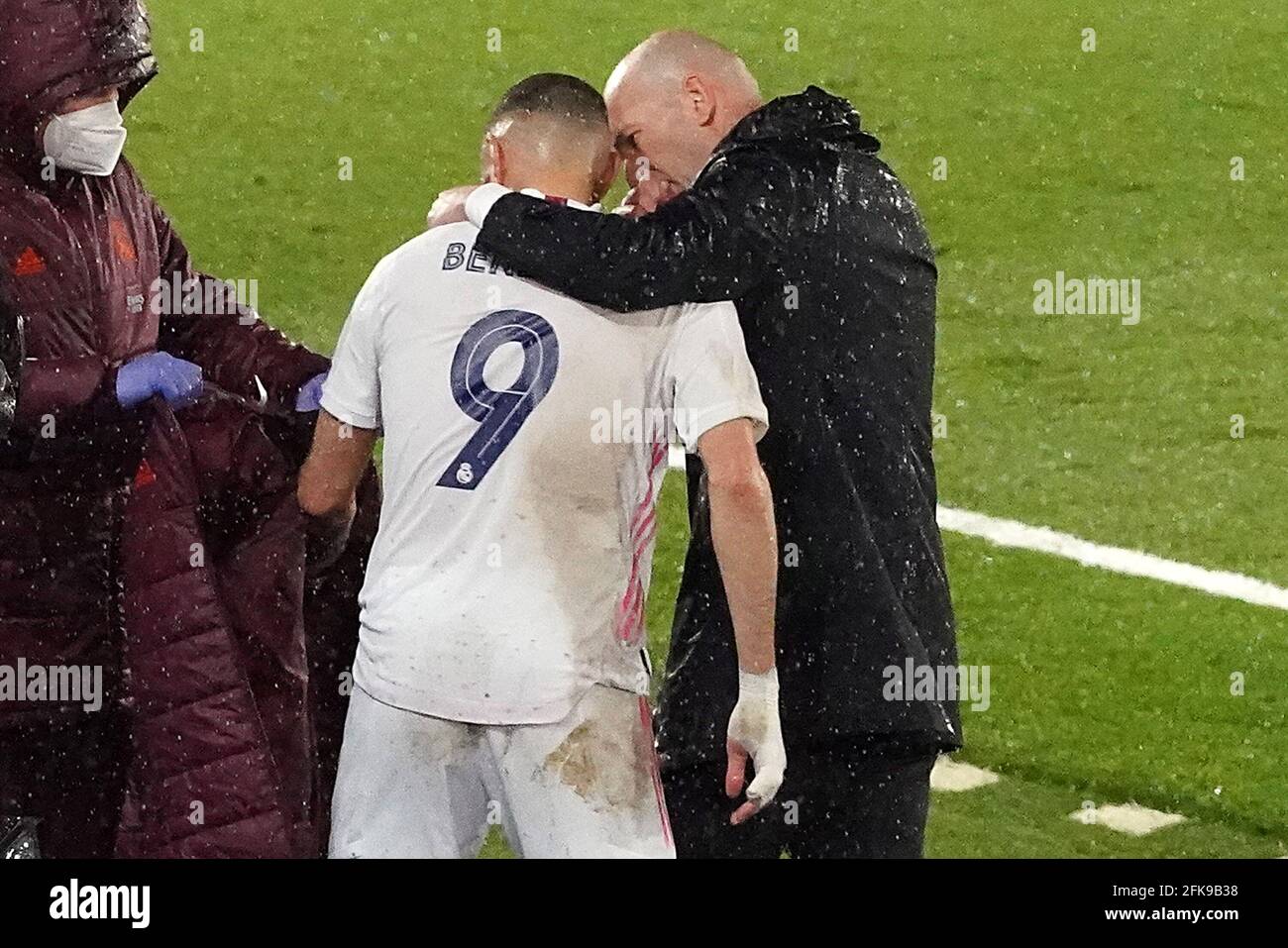 Real Madrid's coach Zinedine Zidane with Karim Benzema during UEFA ...
