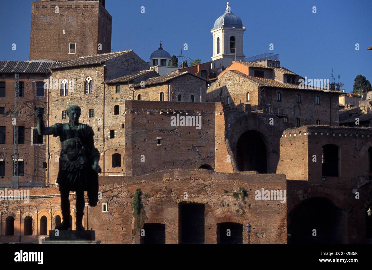 Statue dell'imperatore Nerva, in The Imperial fora (Fori Imperial ...
