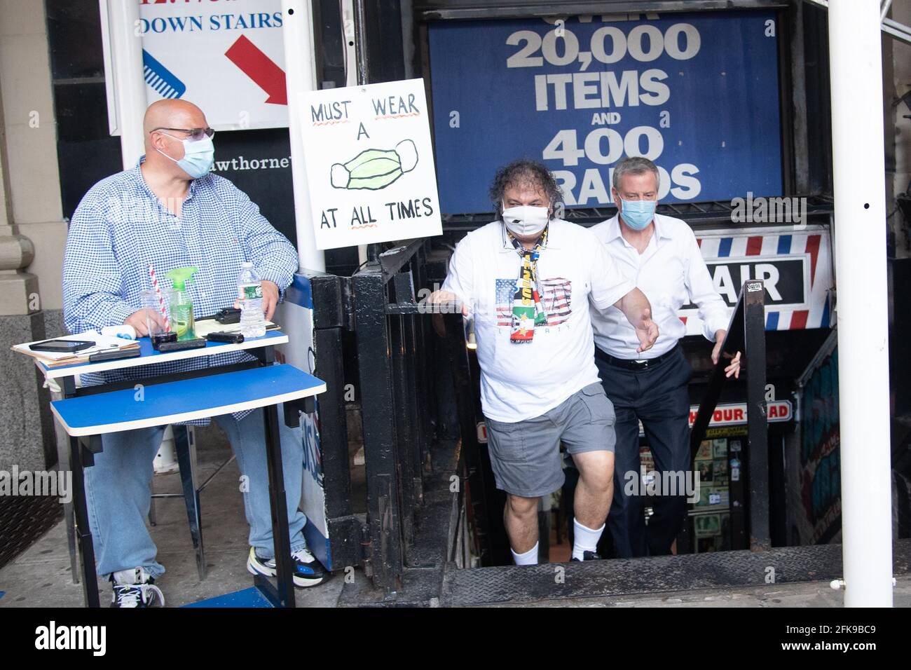 New York - NY - 20200623 - Mayor Bill de Blasio Gets a Haircut at Astor ...