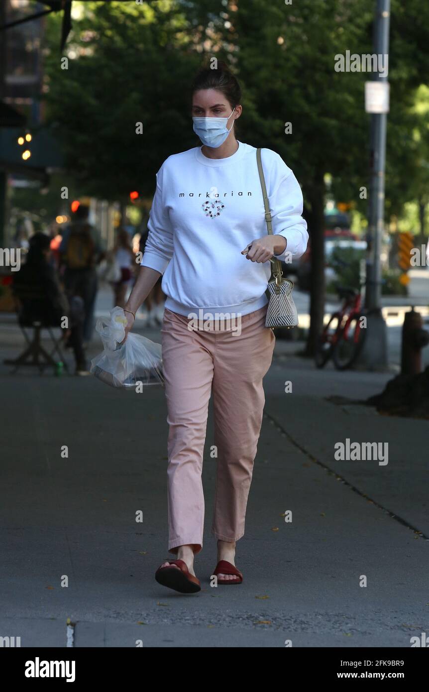 New York - NY - 06/01/2020 - Pregnant Hilary Rhoda picking up takeout ...