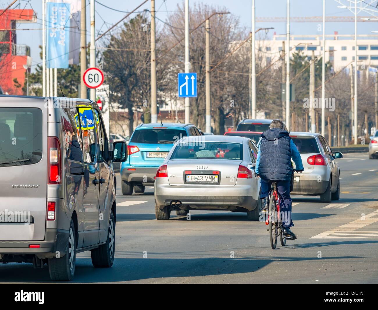 Man on bike profile city hi-res stock photography and images - Alamy