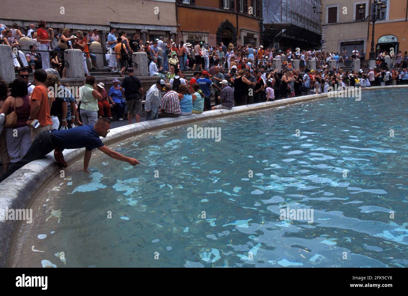 Throwing coins in trevi fountain hi-res stock photography and images ...