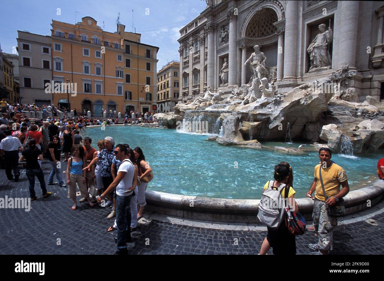 Tourists throwing coins in Trevi Fountain, Rome, Italy Stock Photo - Alamy