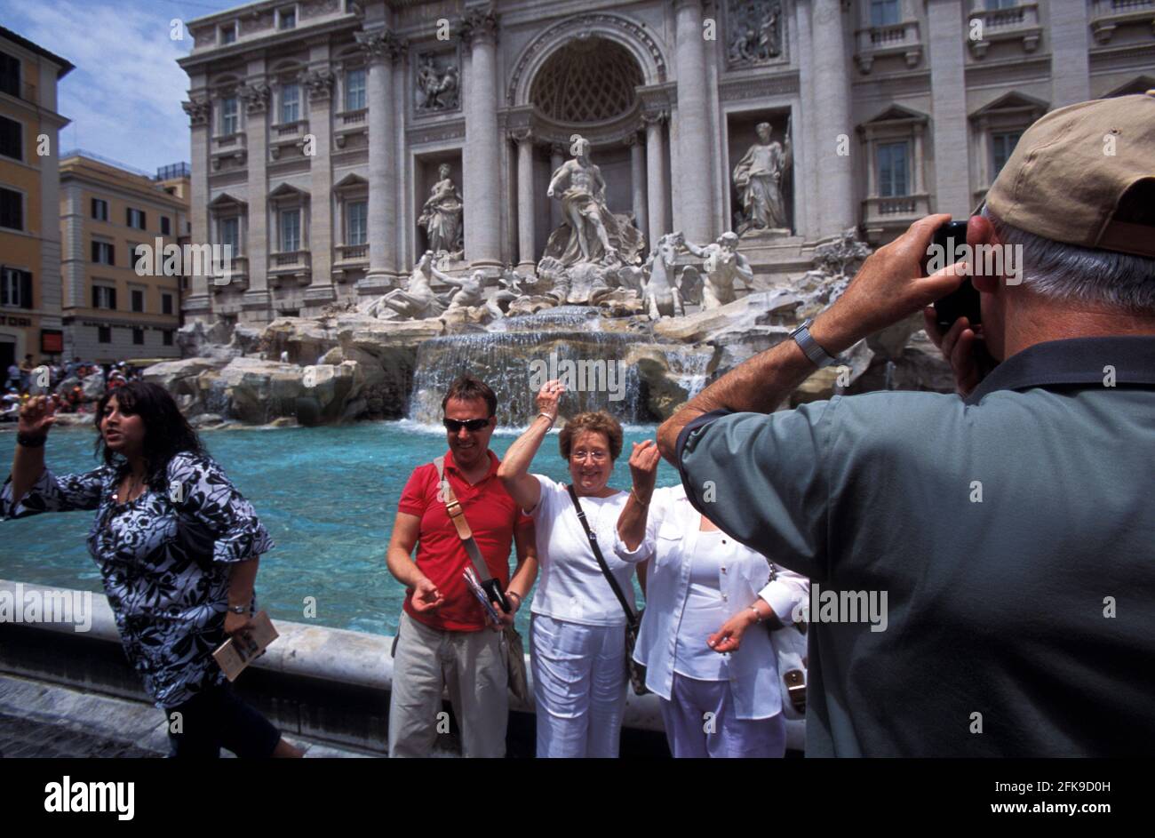 Throwing coins in trevi fountain hi-res stock photography and images ...