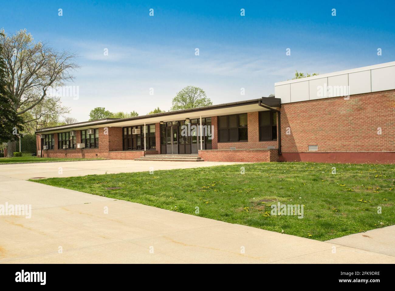 Exterior view of a typical American school building Stock Photo - Alamy