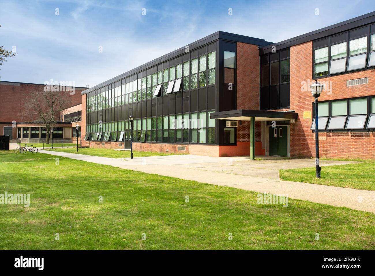 Elementary school building exterior hi-res stock photography and images ...