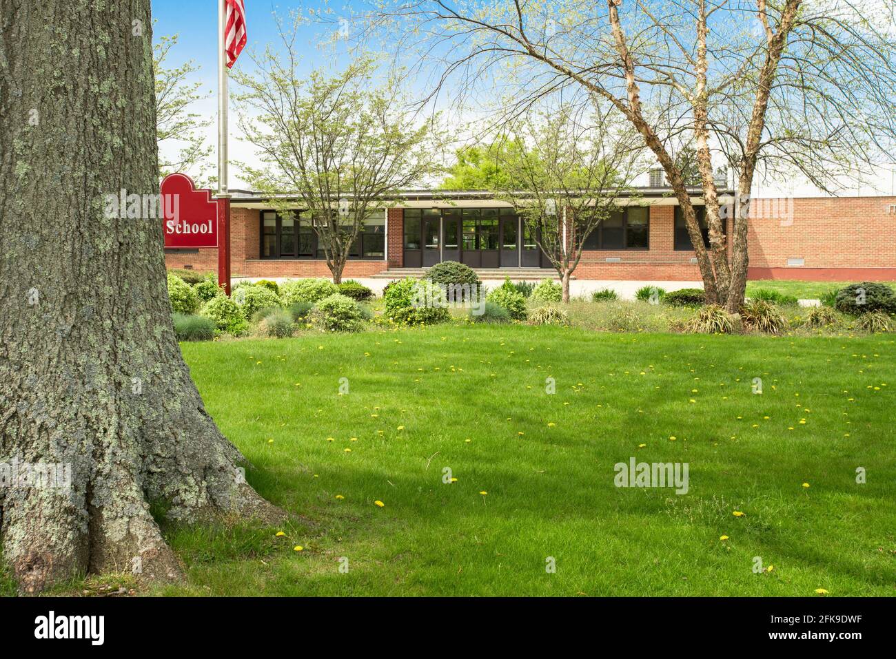 Exterior view of a typical American school building Stock Photo - Alamy