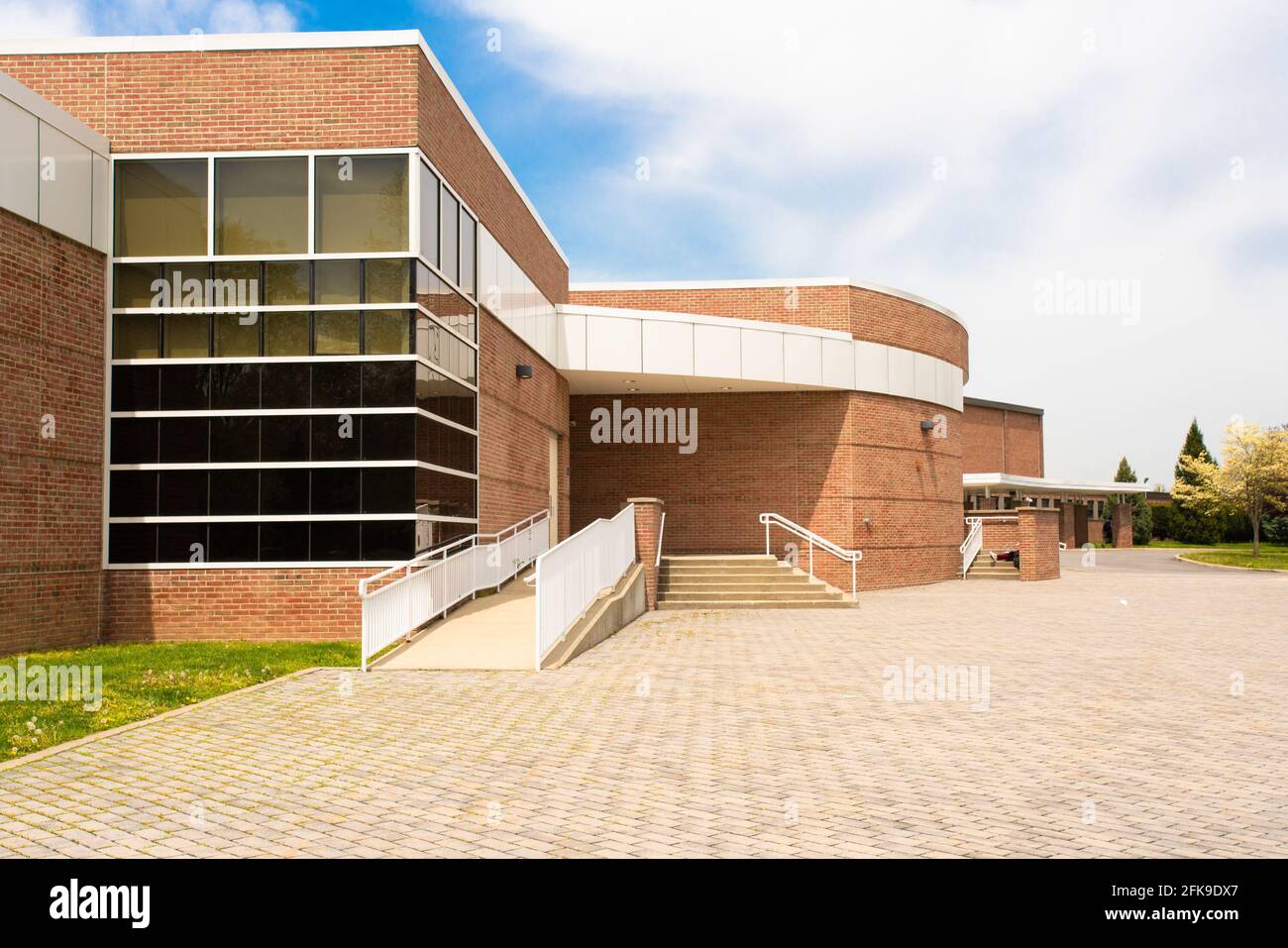 Exterior view of a typical American school building Stock Photo - Alamy