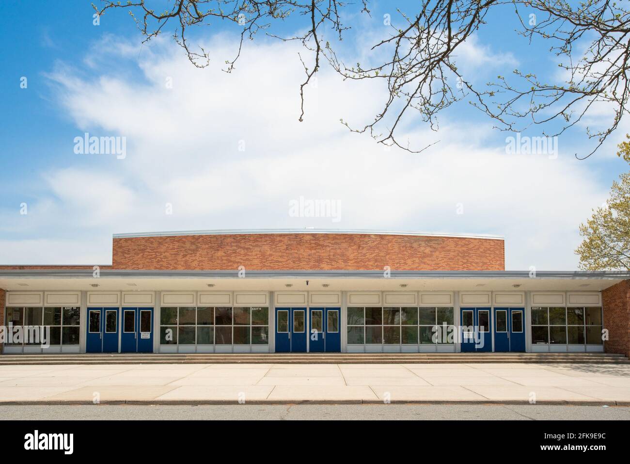 Exterior view of a typical American school building Stock Photo - Alamy
