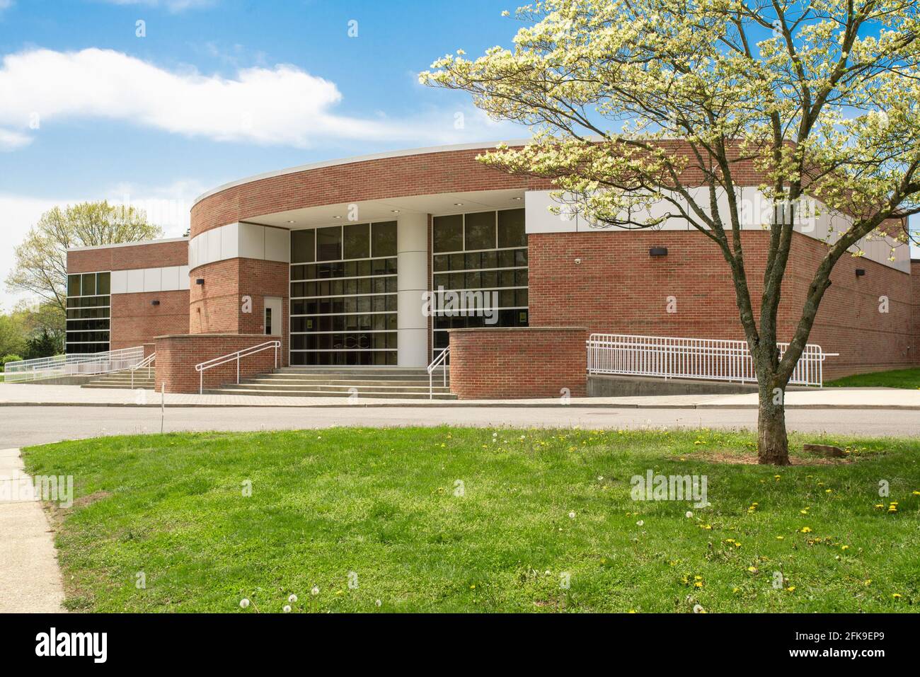 Exterior view of a typical American school building Stock Photo - Alamy