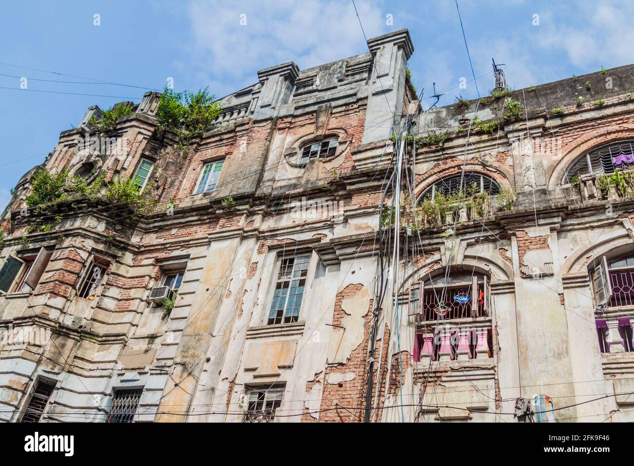 Dilapidated house in the center of Kolkata, India Stock Photo - Alamy