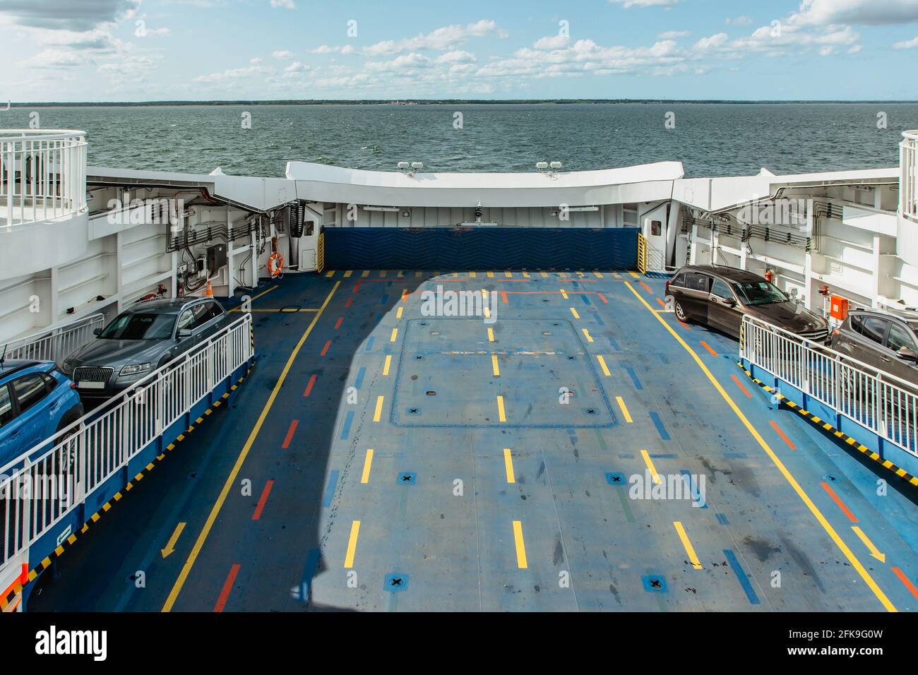 Vehicle cargo ship hi-res stock photography and images - Alamy