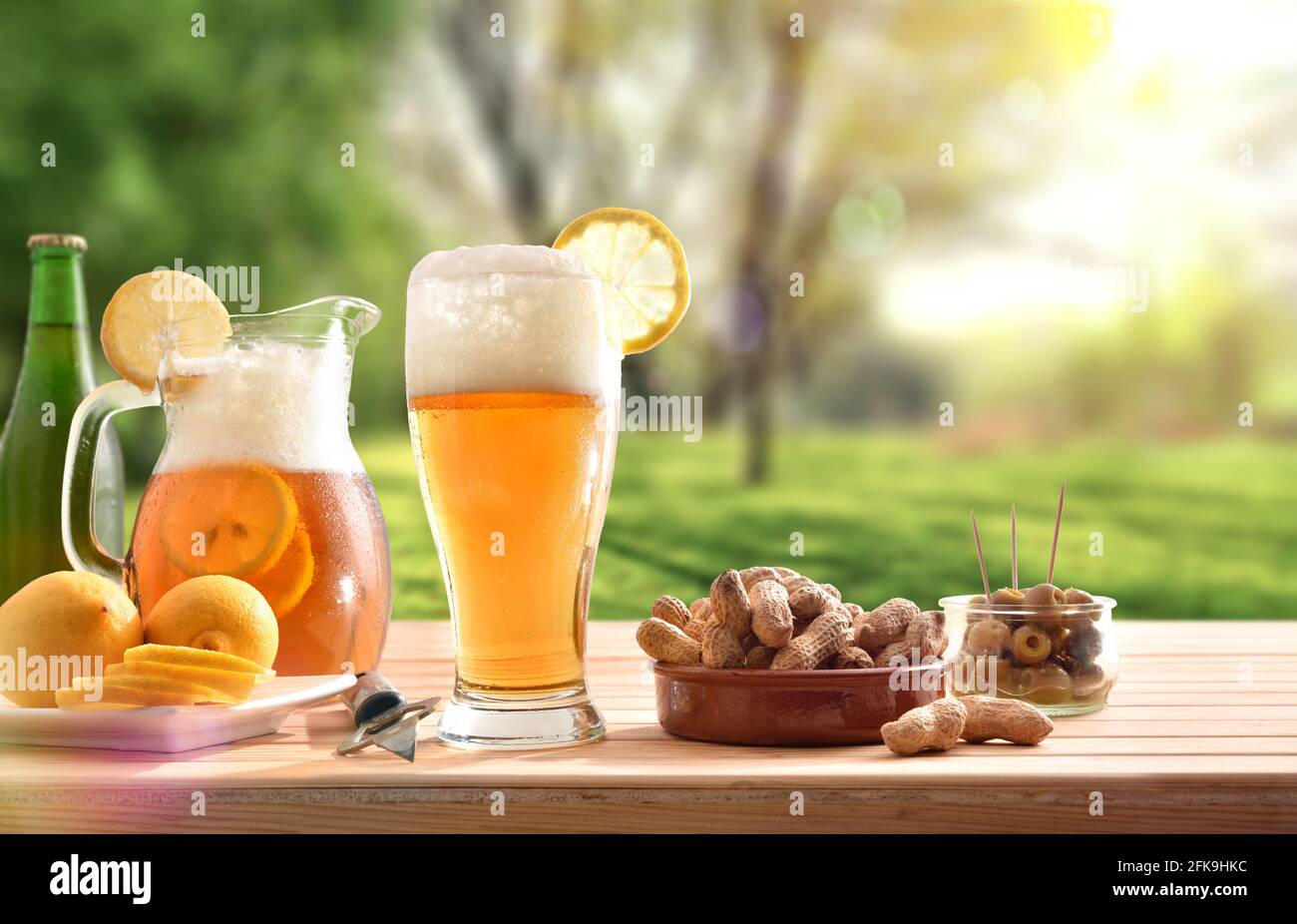 Snacks in the countryside hi-res stock photography and images - Alamy