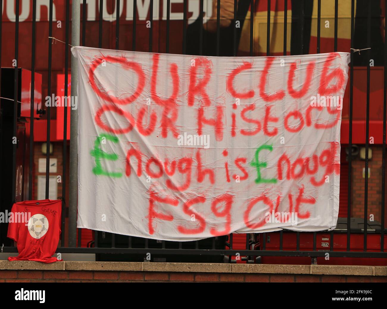Lfc protest at anfield and lfc players leaving their hotel Stock Photo ...