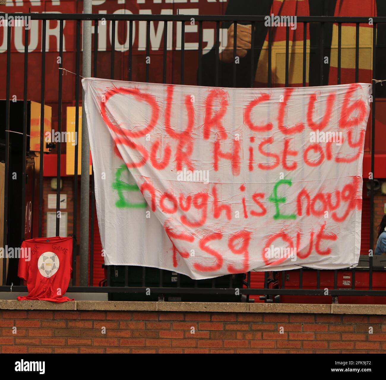 Lfc protest at anfield and lfc players leaving their hotel Stock Photo ...