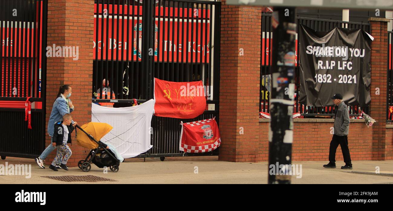 Lfc protest at anfield and lfc players leaving their hotel Stock Photo ...