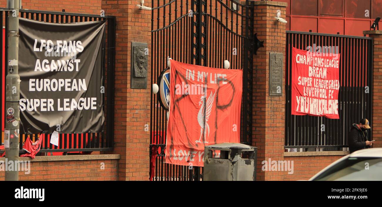 Lfc protest at anfield and lfc players leaving their hotel Stock Photo ...