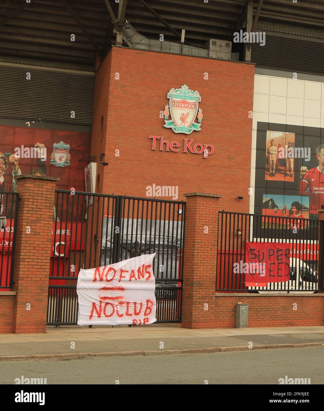 Lfc protest at anfield and lfc players leaving their hotel Stock Photo ...