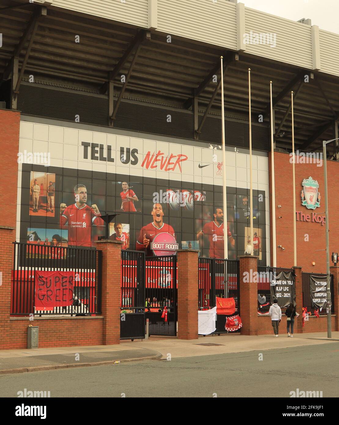 Lfc protest at anfield and lfc players leaving their hotel Stock Photo ...