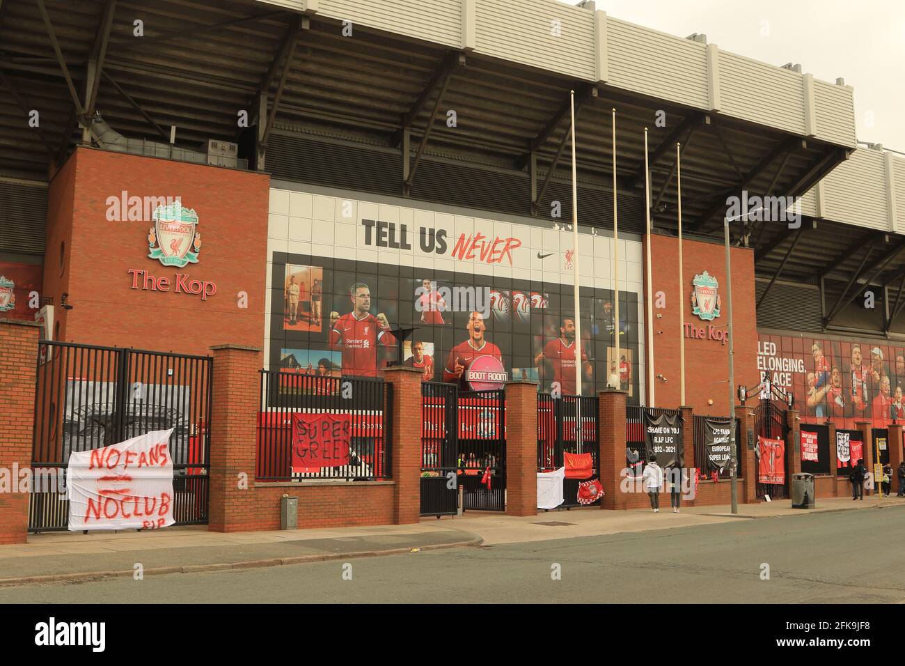 Lfc protest at anfield and lfc players leaving their hotel Stock Photo ...