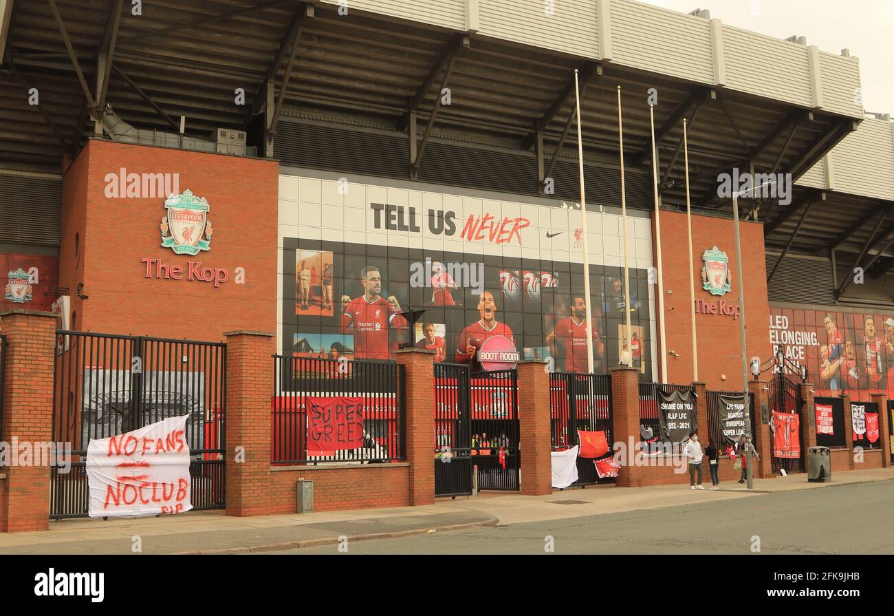 Lfc protest at anfield and lfc players leaving their hotel Stock Photo ...