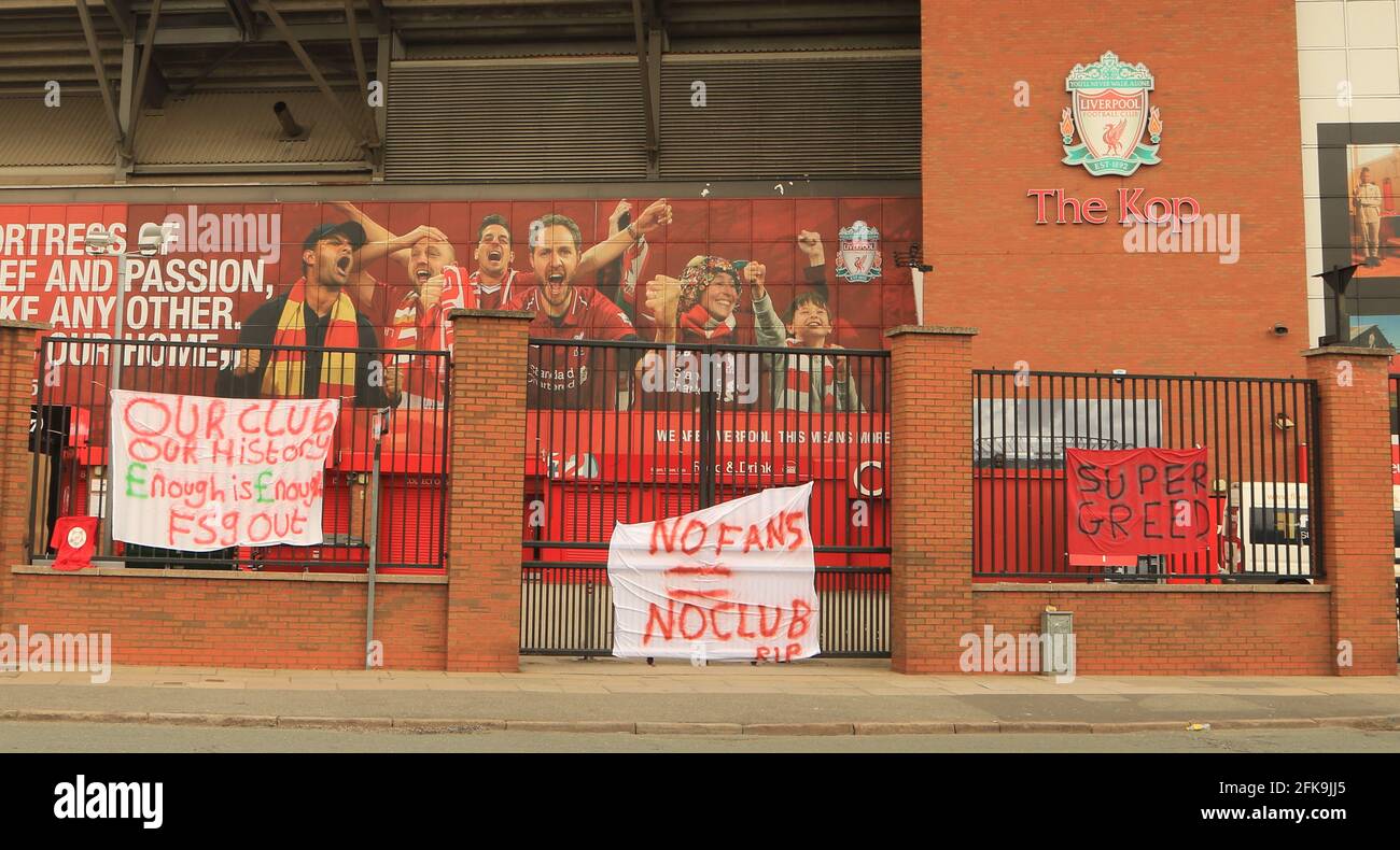 Lfc protest at anfield and lfc players leaving their hotel Stock Photo ...