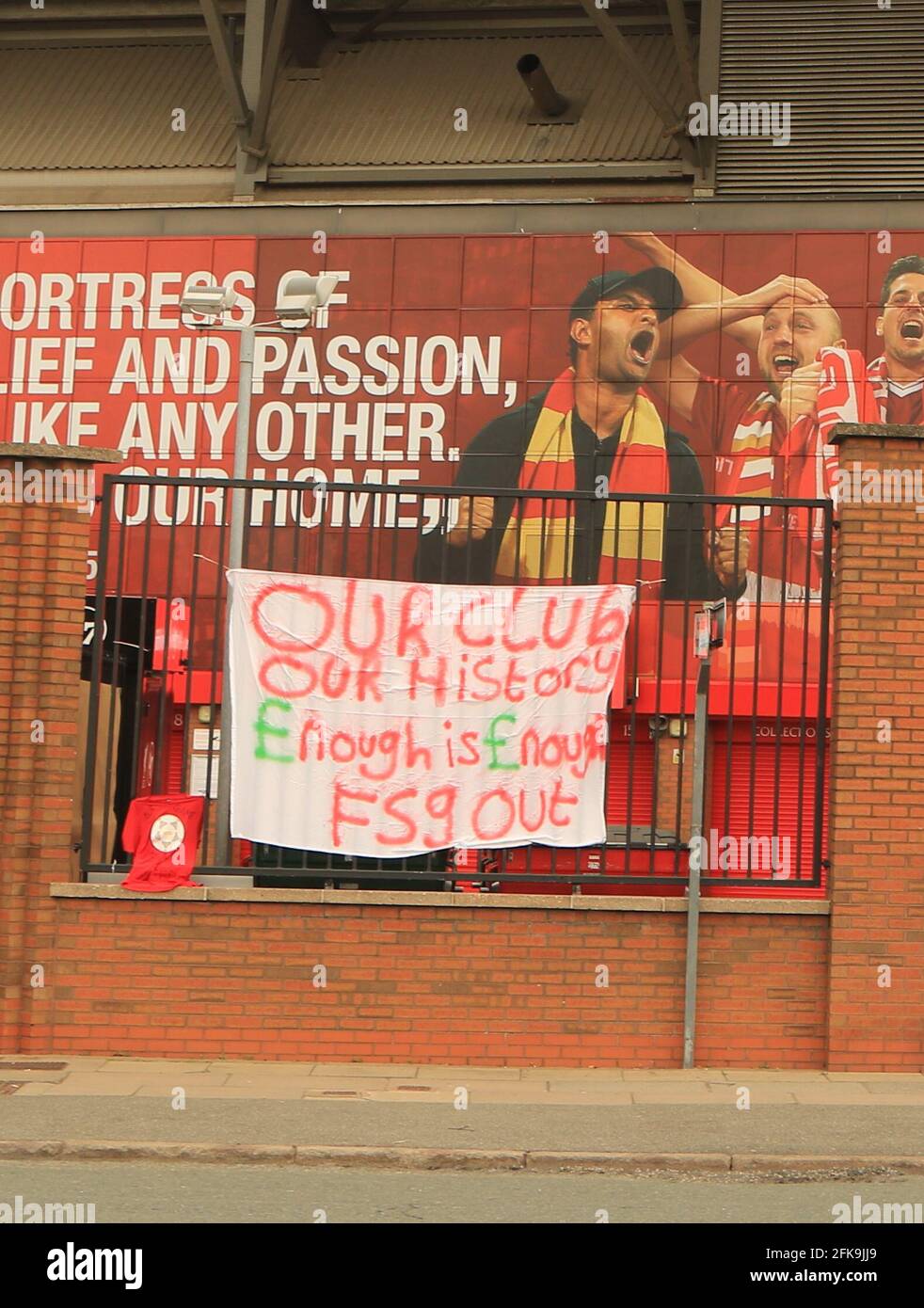 Lfc protest at anfield and lfc players leaving their hotel Stock Photo ...