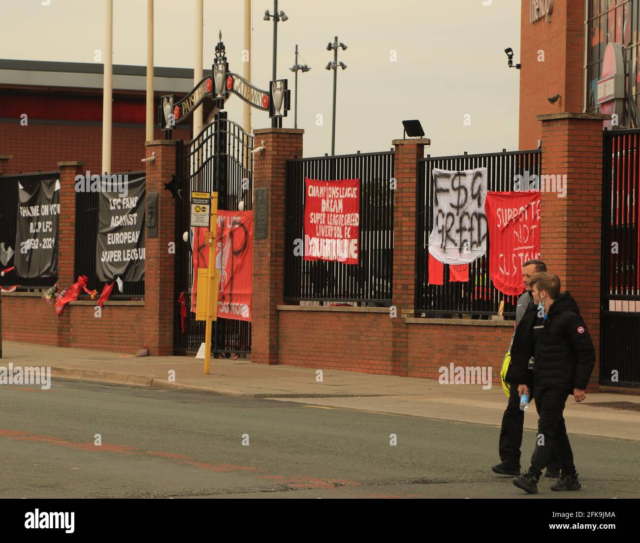 Lfc protest at anfield and lfc players leaving their hotel Stock Photo ...