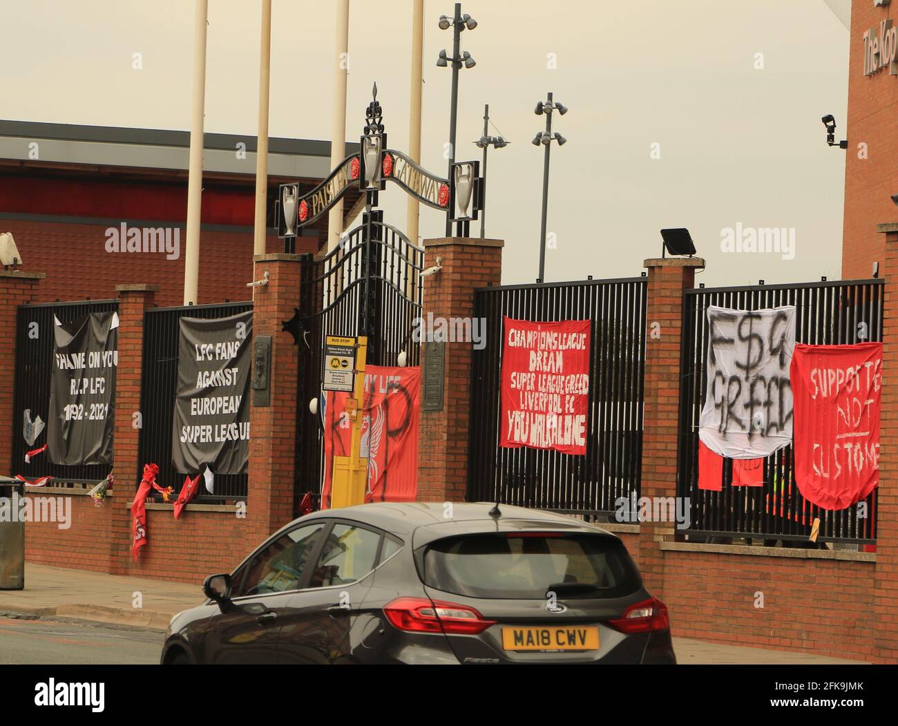 Lfc protest at anfield and lfc players leaving their hotel Stock Photo ...