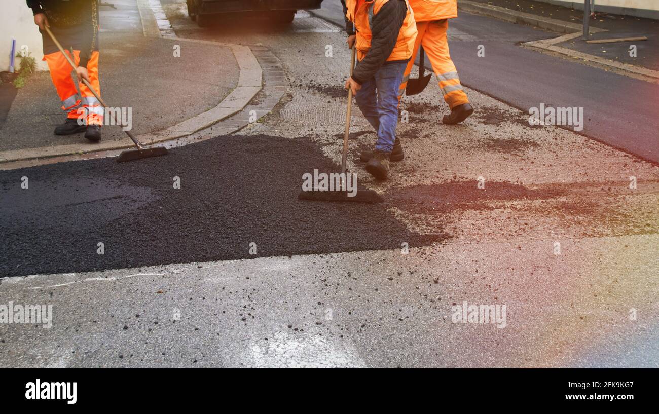 Team workers while paving asphalt Stock Photo - Alamy