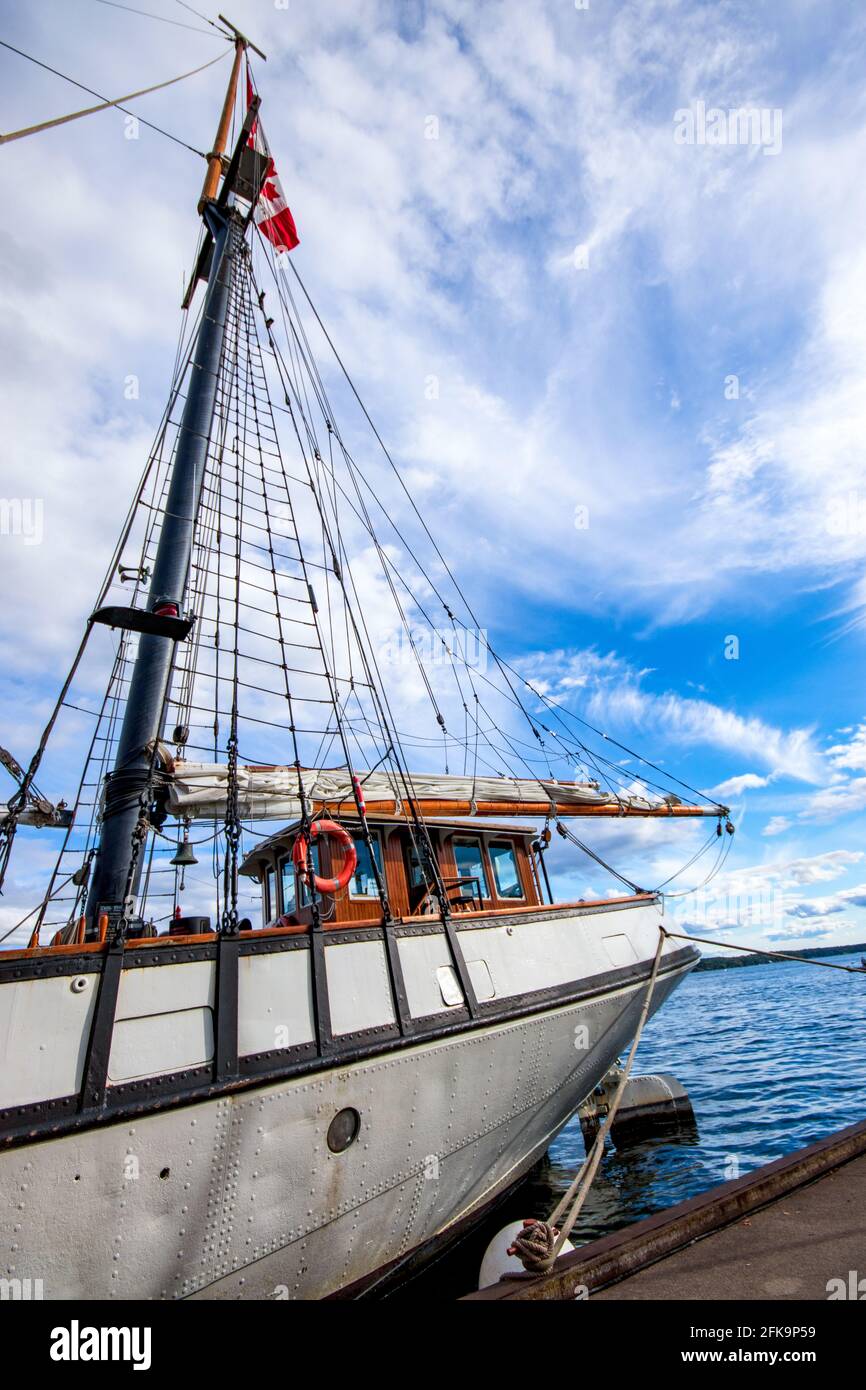 Ship railing vintage hi-res stock photography and images - Alamy