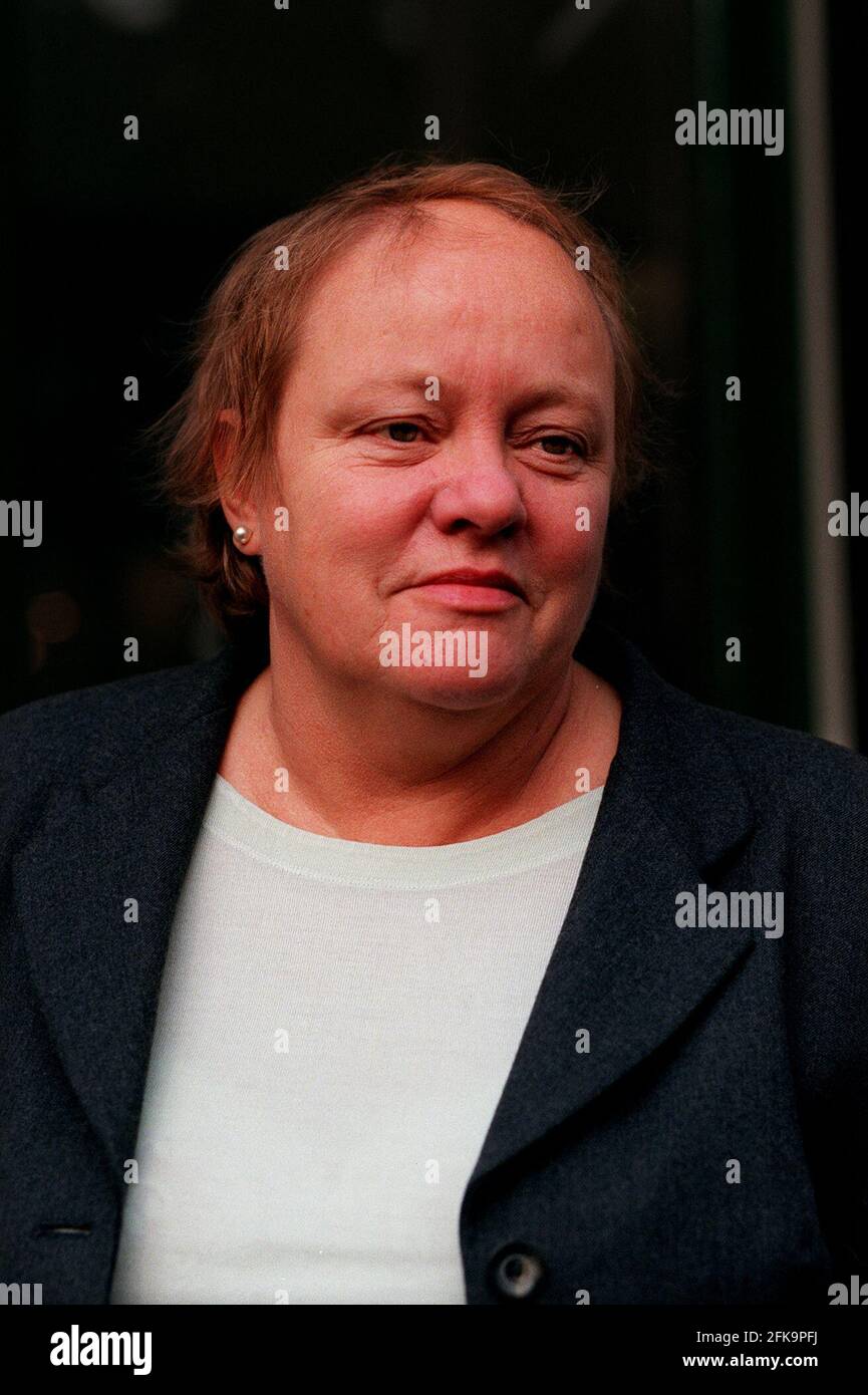 MO MOWLAM OCTOBER 1999 ARRIVES AT THE CABINET OFFICE AS SHE STARTS HER ...