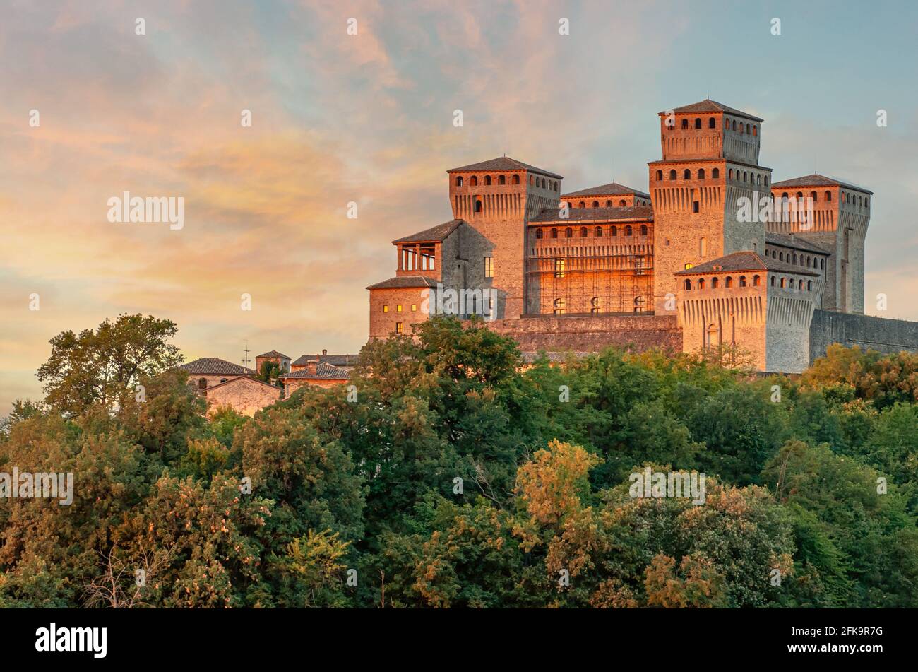 Dusk at the castello di torrechiara hi-res stock photography and images ...