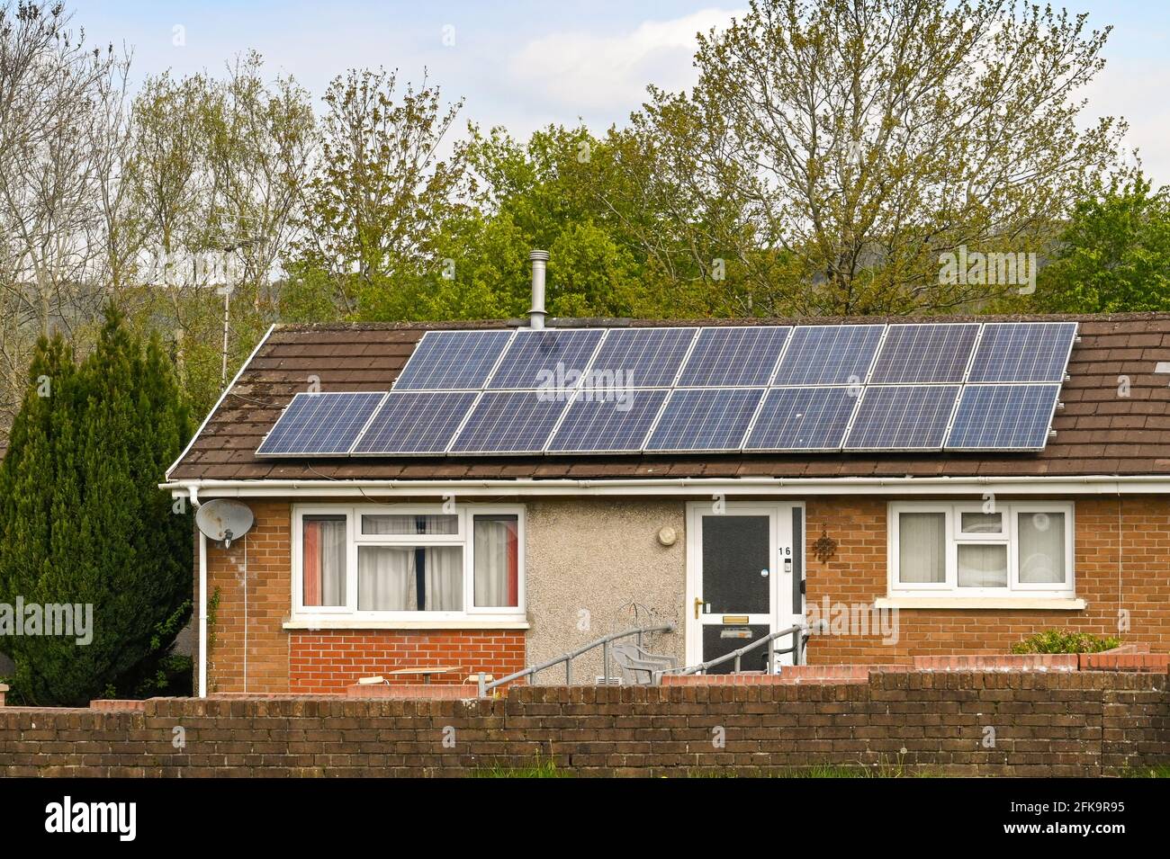 Exterior eco house uk hi-res stock photography and images - Alamy