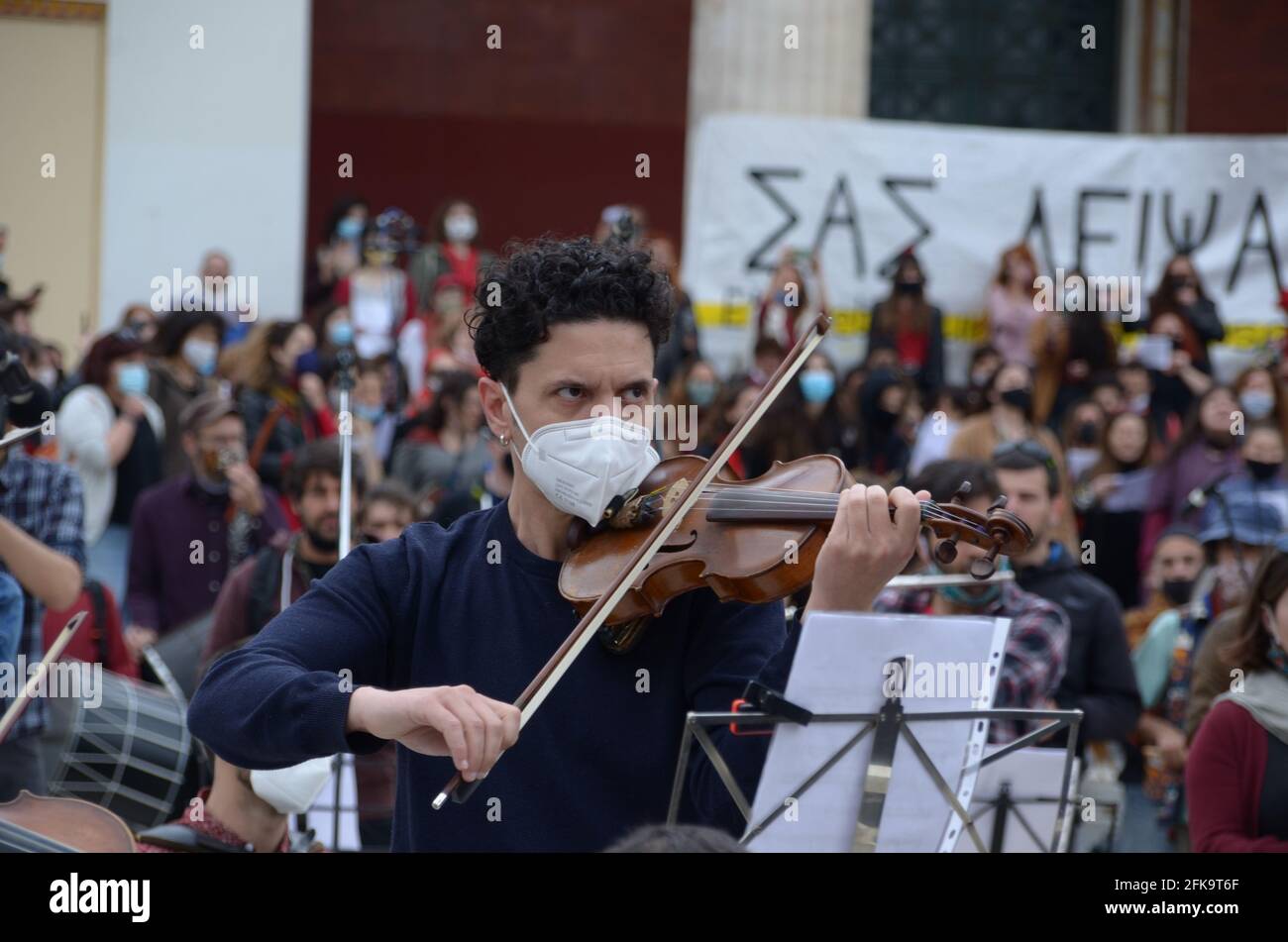 Hundreds of musicians and actors, hold a protest rally in Athens ...