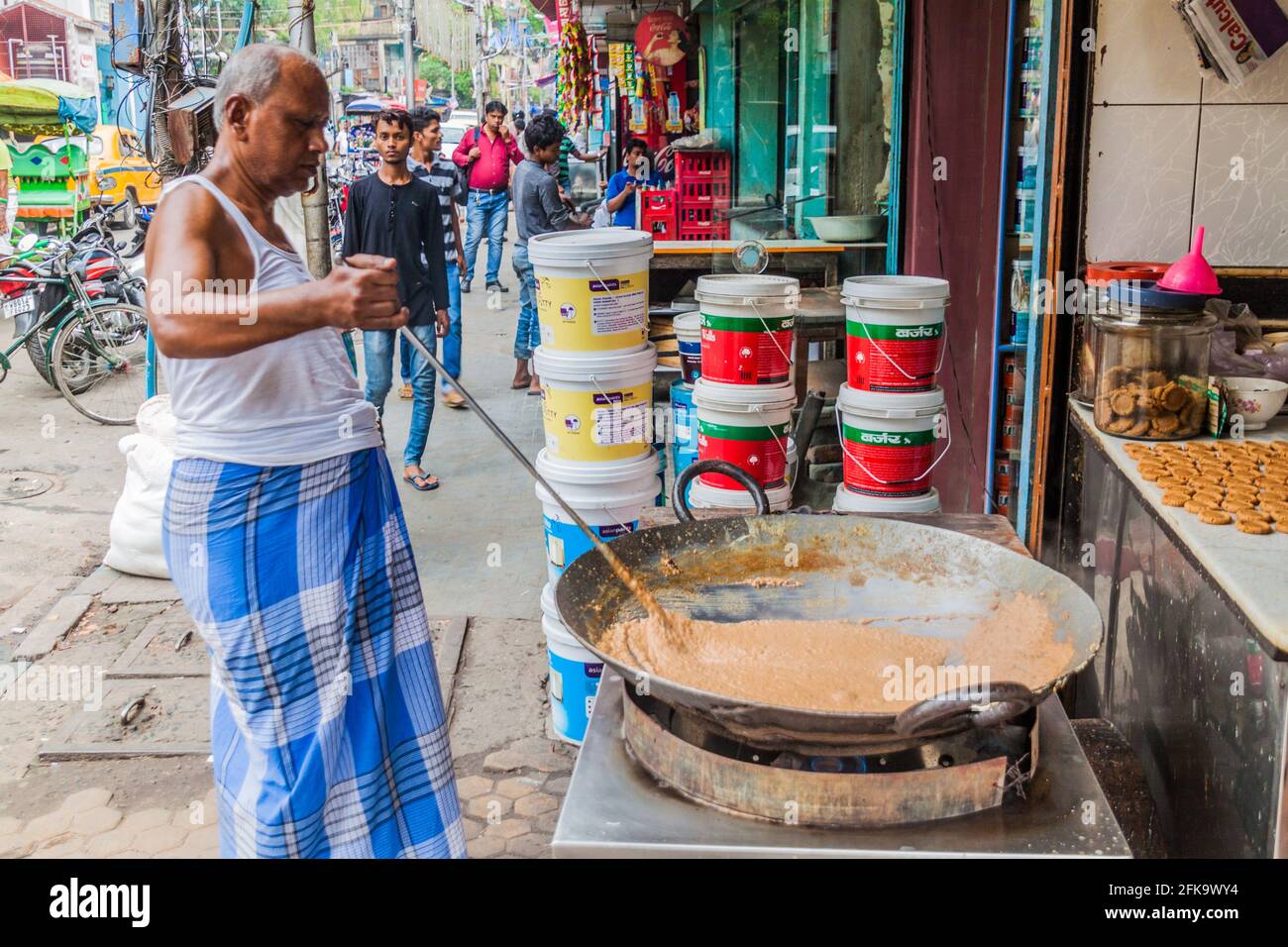 Dirty street food hi-res stock photography and images - Alamy