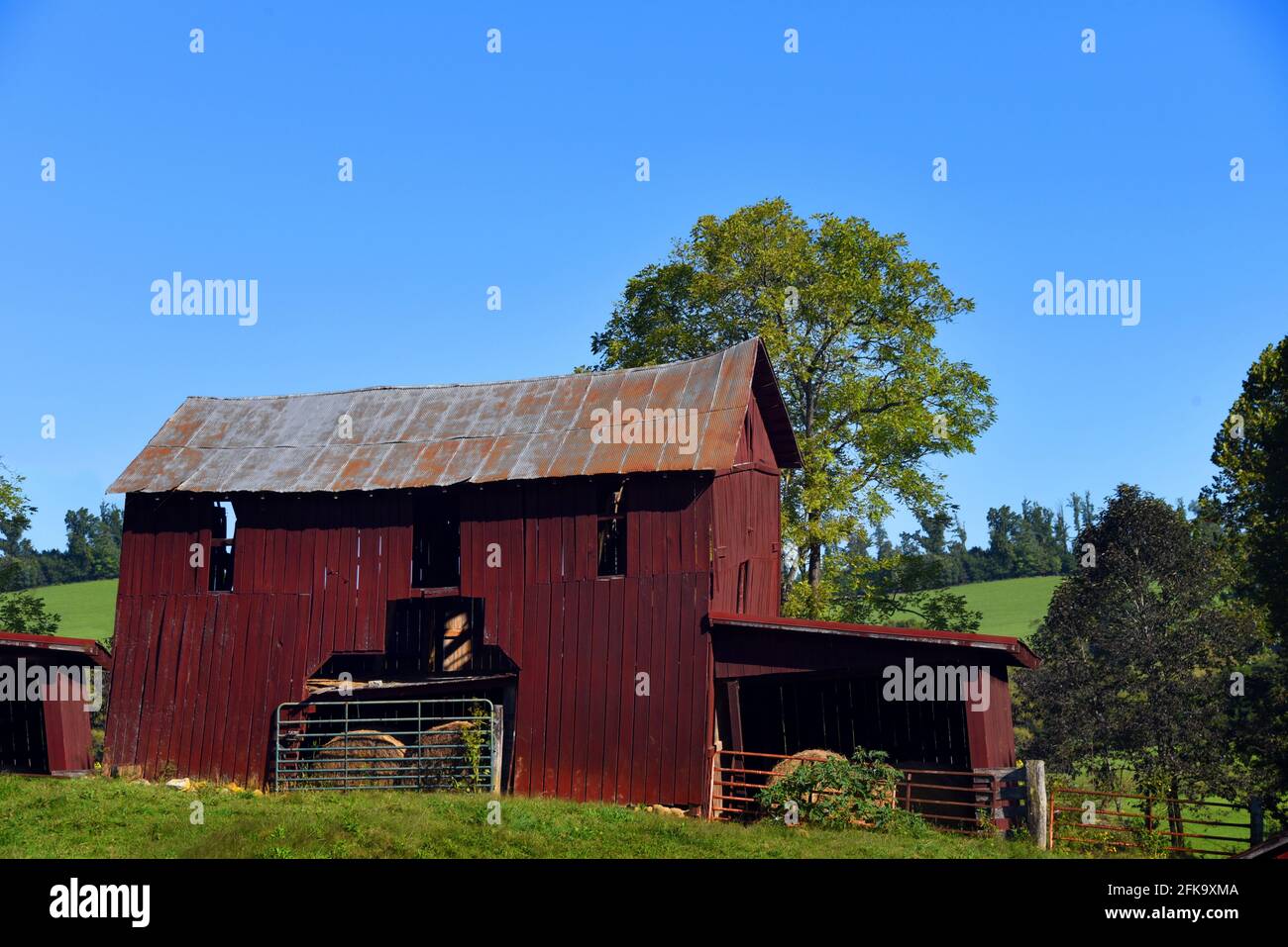 Two story barn hi-res stock photography and images - Alamy
