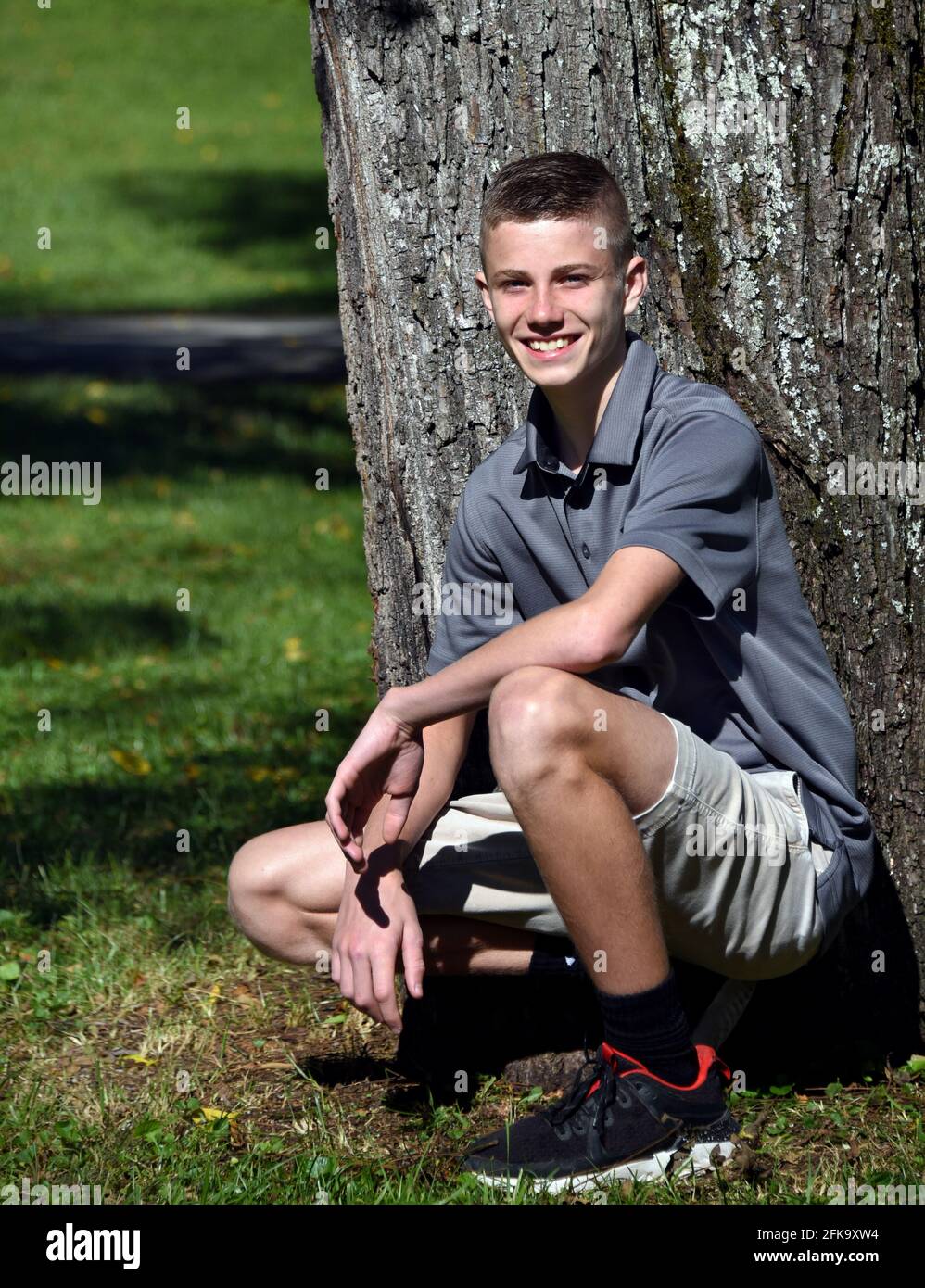 Man khakis kneeling hi-res stock photography and images - Alamy