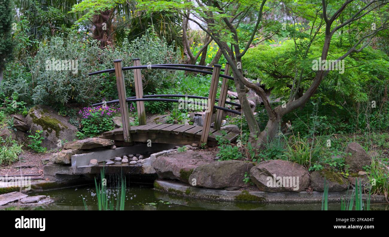 Small bridge in garden hi-res stock photography and images - Alamy